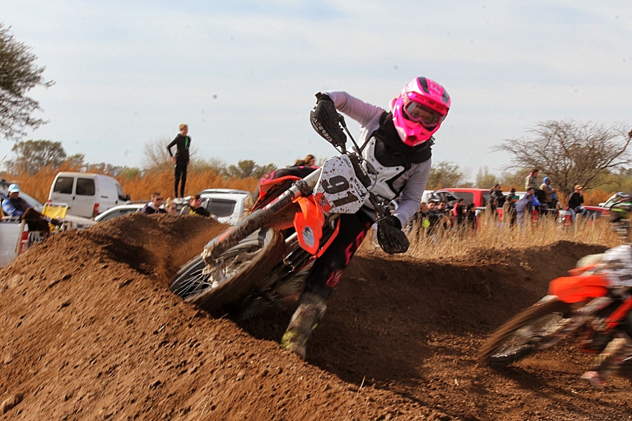 Motocross: Celina Miranda deberá operarse los hombros para poder seguir ...