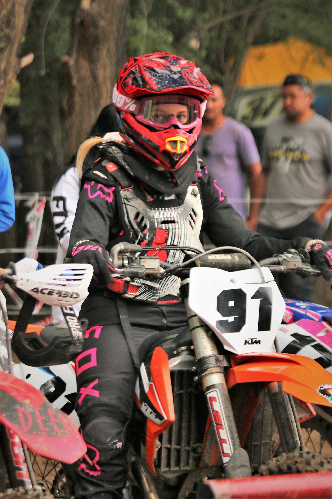 Motocross: Celina Miranda deberá operarse los hombros para poder seguir ...